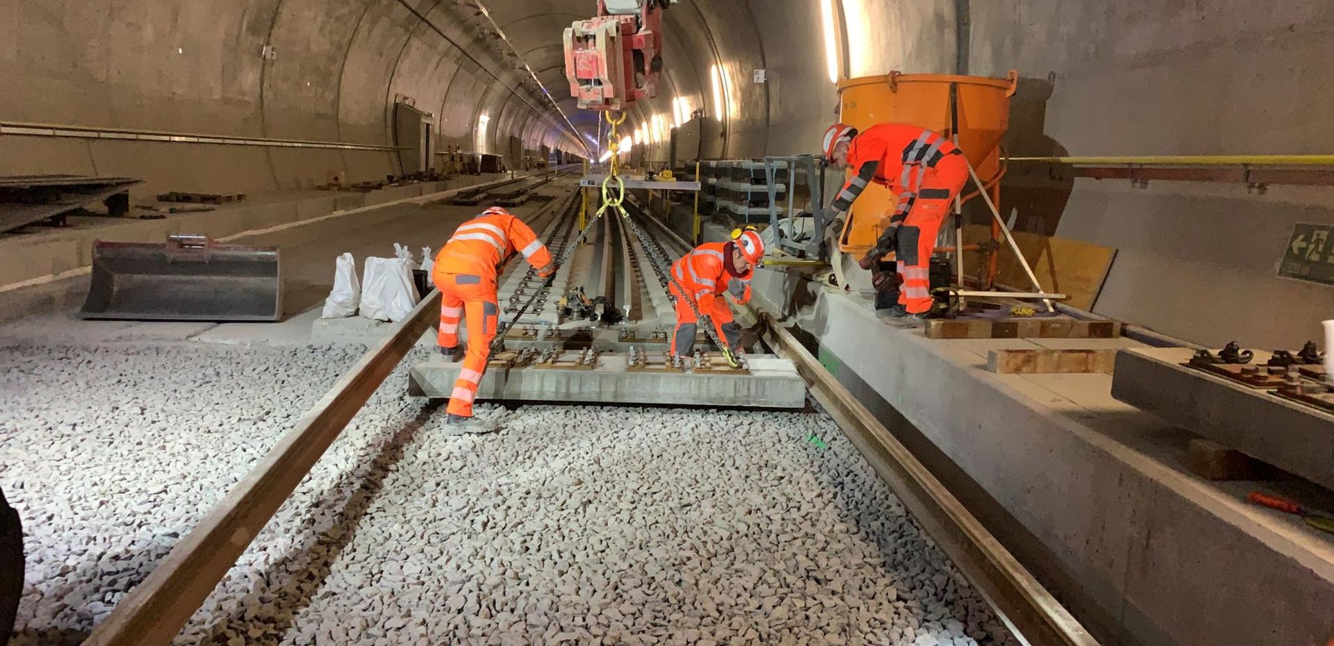 Feste Fahrbahn im Bözbergtunnel steht - JumboTec